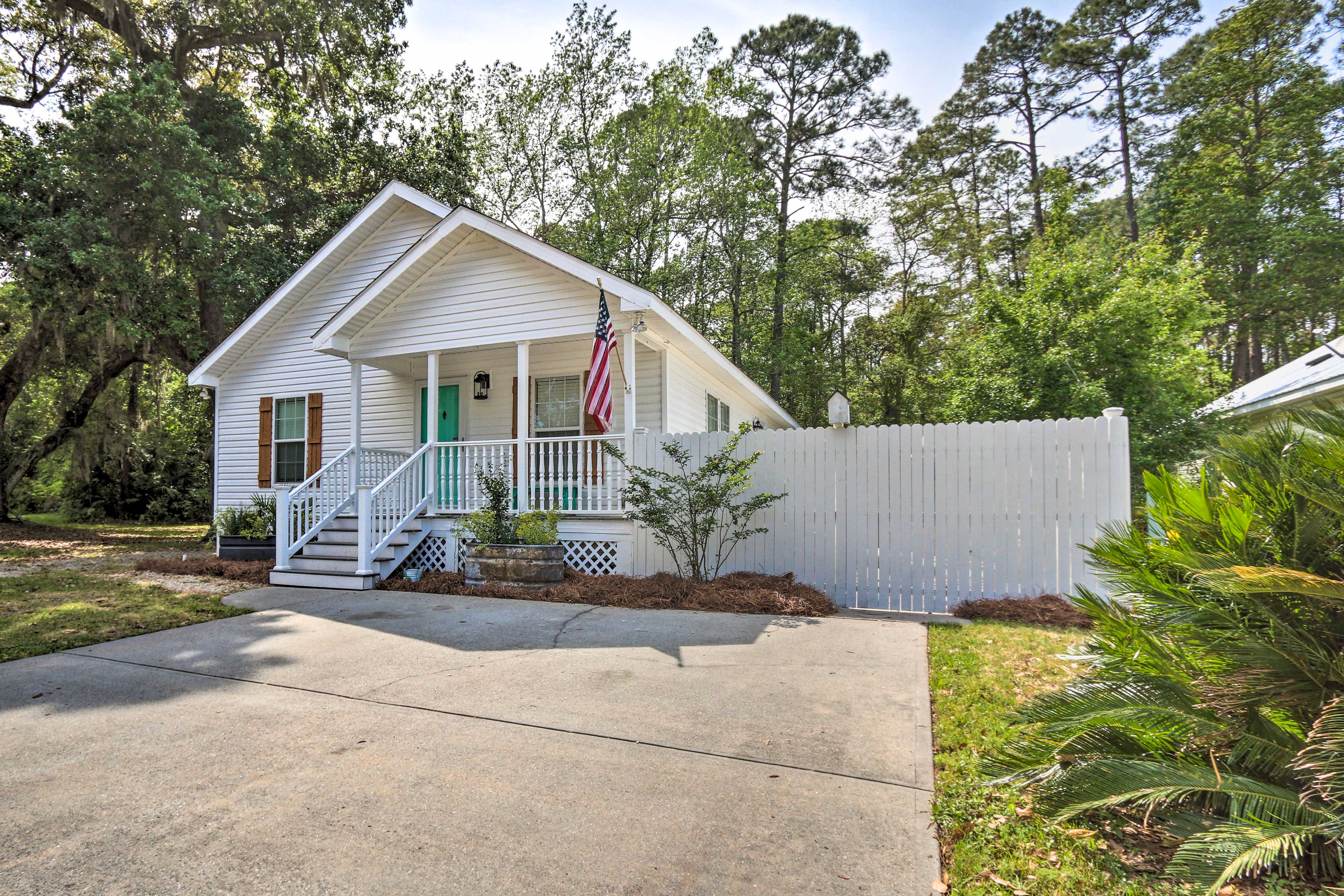 Patio & Gas Grill: Charming Bluffton Escape! - Home Rental in Bluffton