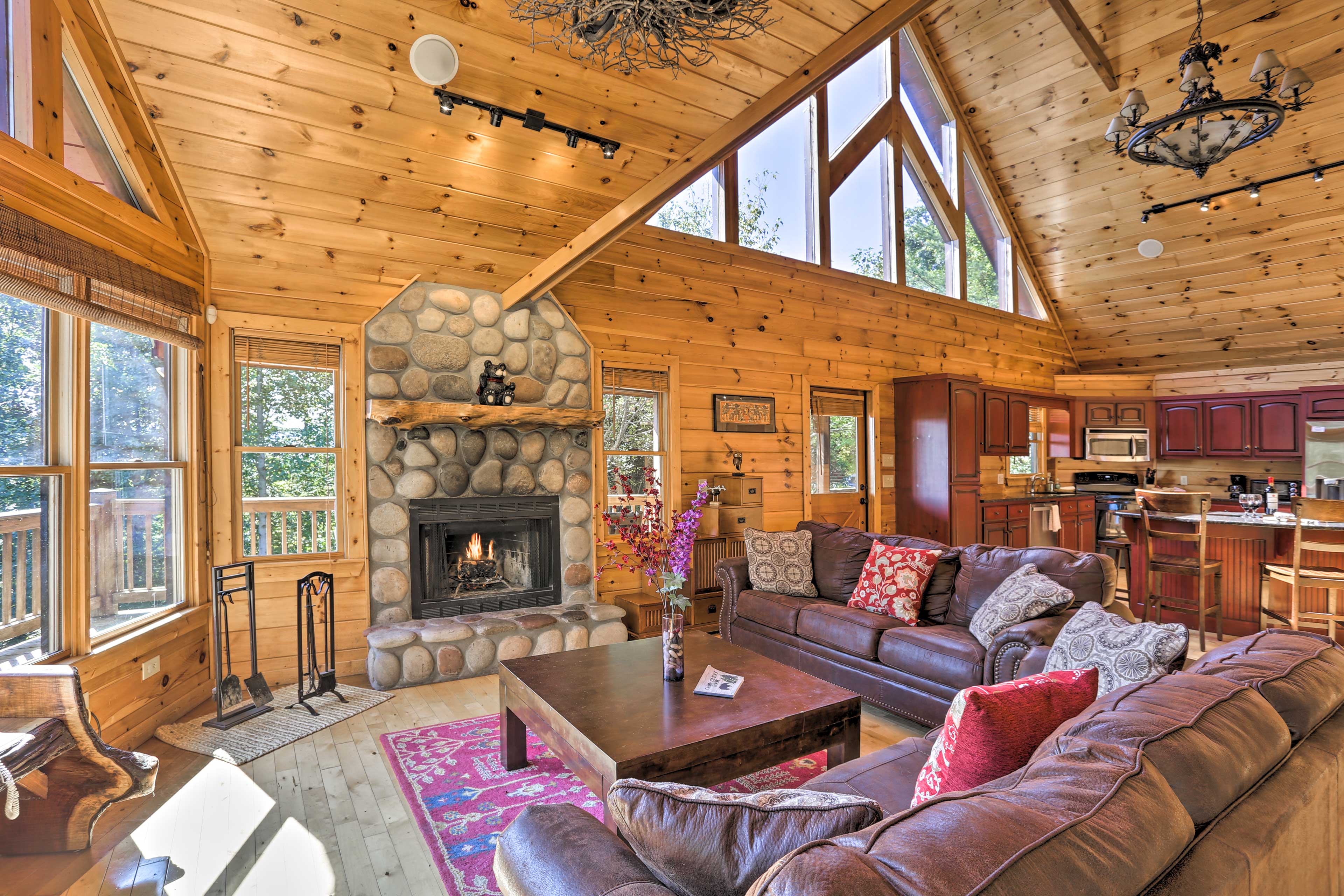 Charming Blue Ridge Cabin w/ Hot Tub & Views! - Home Rental in Blue Ridge
