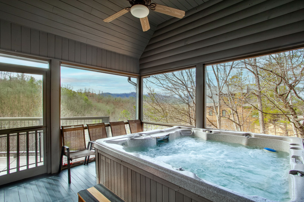 Black Bear Reserve - MTN View, Hot Tub, Game Room - Home Rental in Sevierville