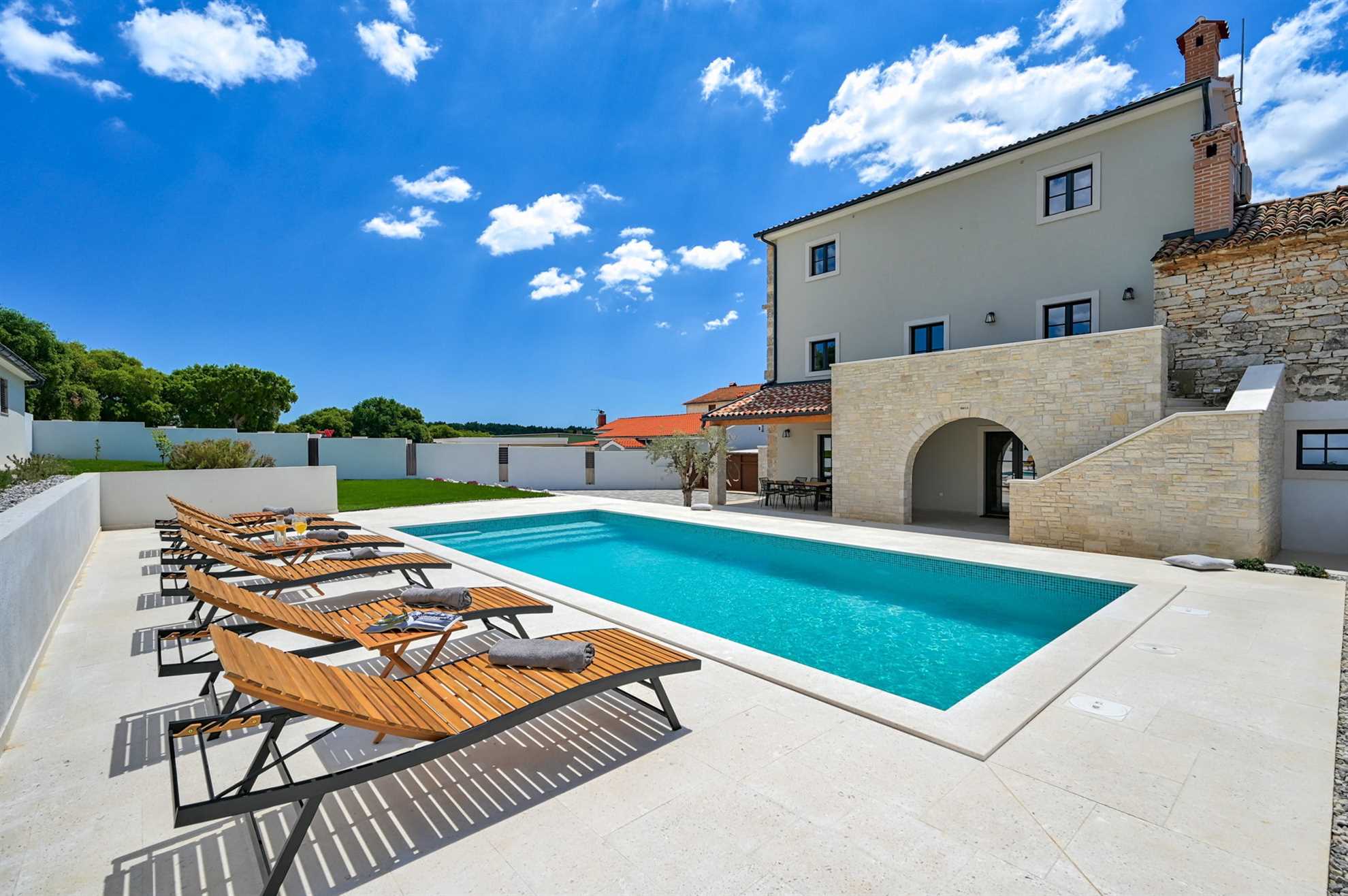 Villa Vintage Soul with Pool - Home Rental in Pula