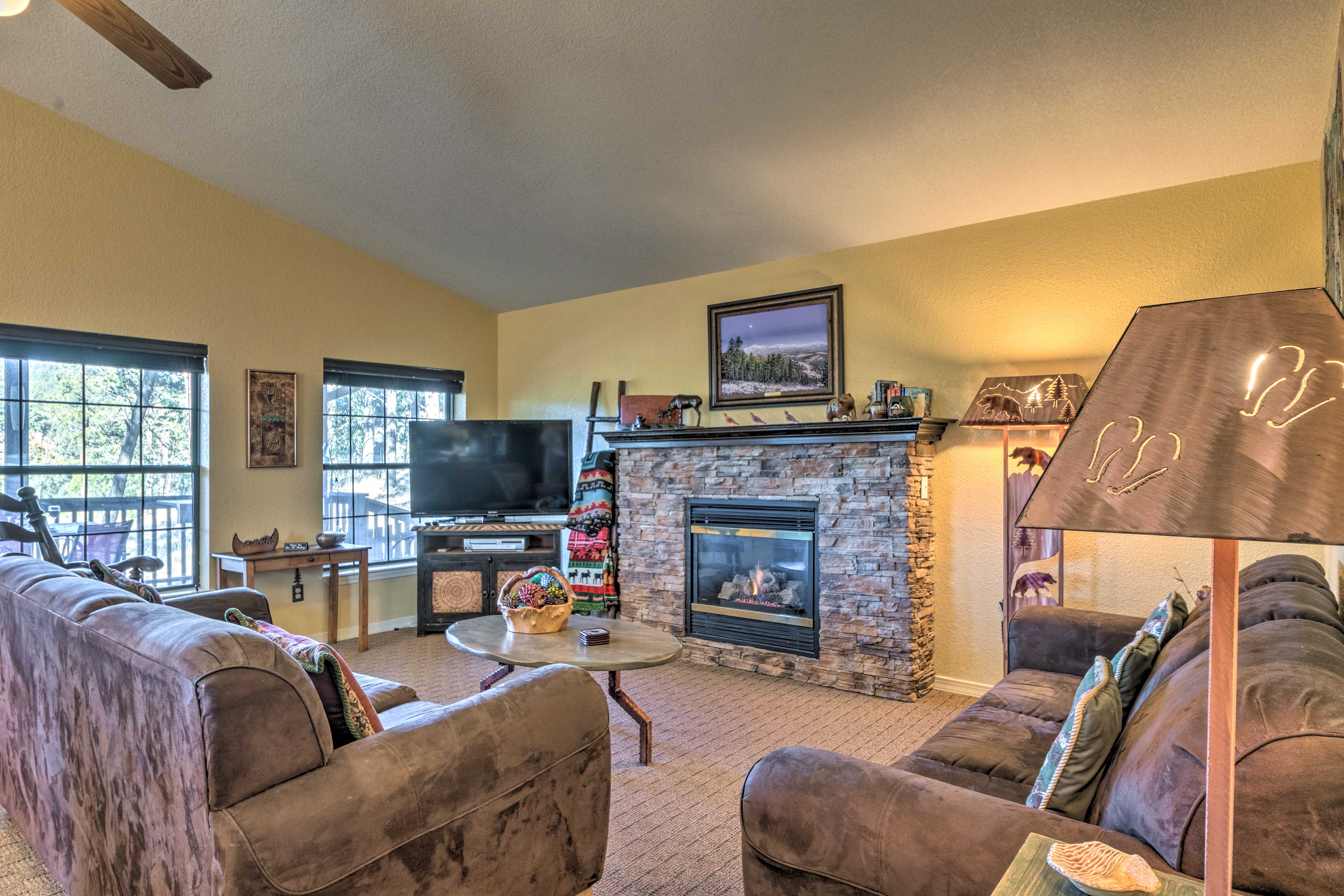 Ruidoso Cabin w/ Deck, Yard & Mountain Views! - Home Rental in Ruidoso