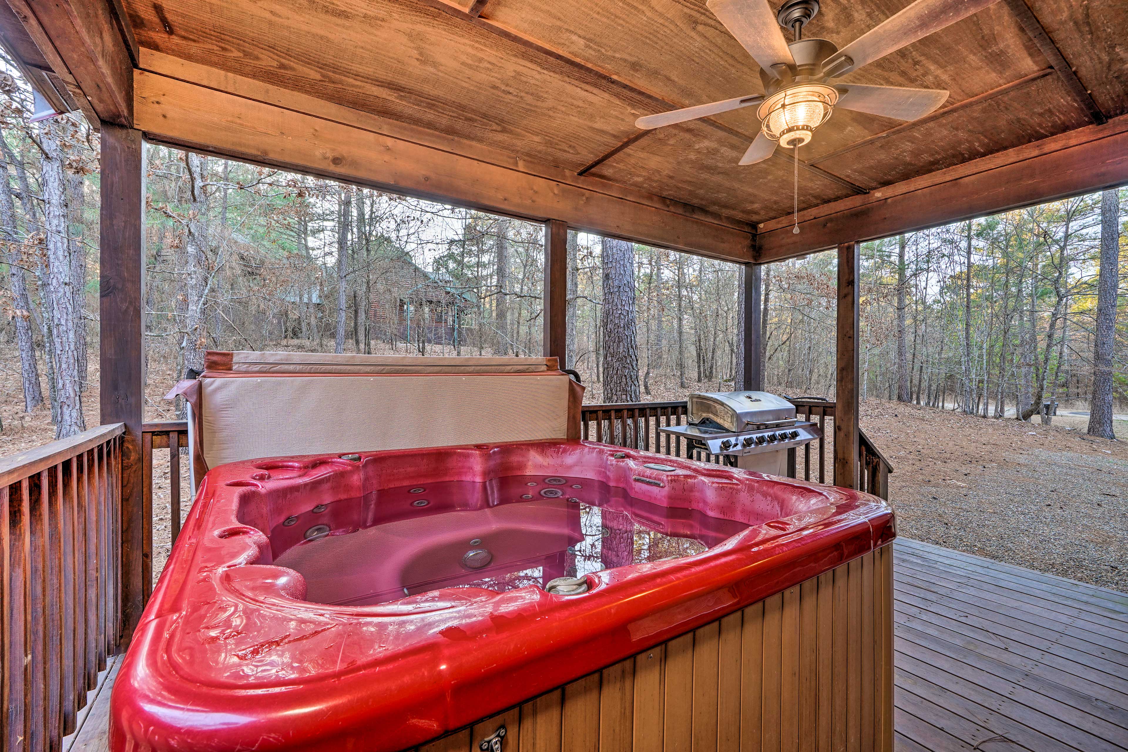 Broken Bow Cabin w/ Deck, Hot Tub & Fire Pit! - Home Rental in Broken Bow