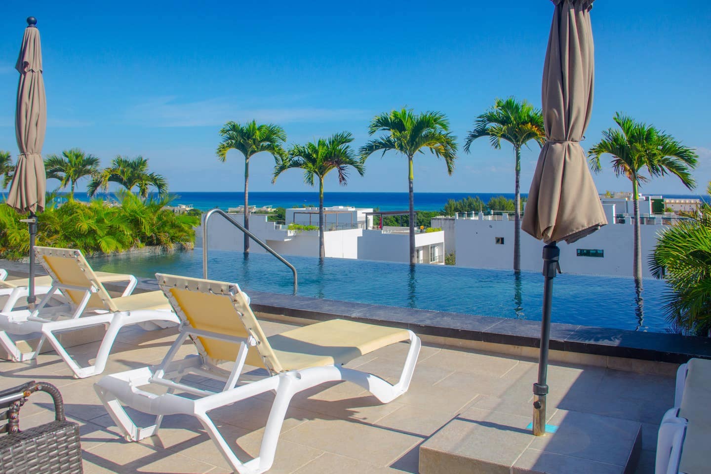 Great Location! Ocean Views! AC! Rooftop Pool!! - Home Rental in Playa ...