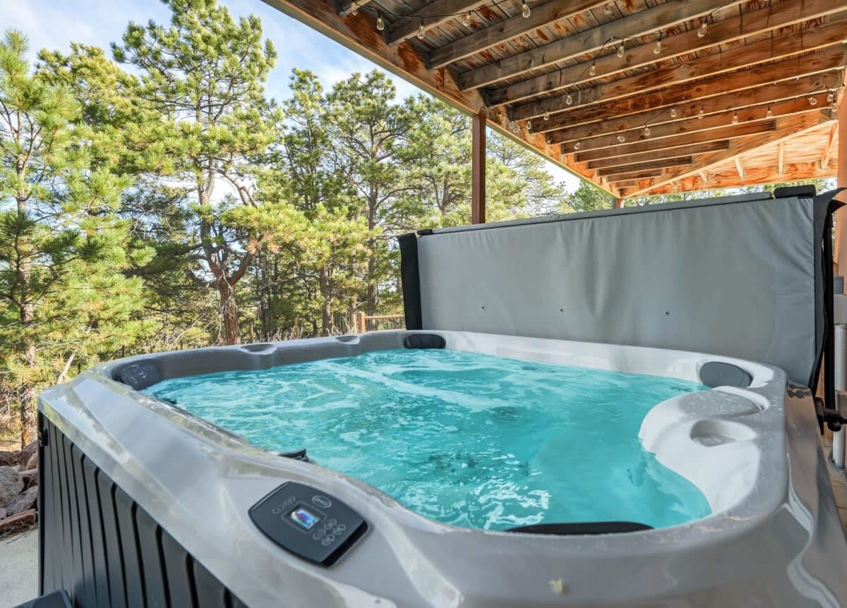 Nature’s Oasis, 4BD Ranch Retreat, Hot tub! - Home Rental in Peyton