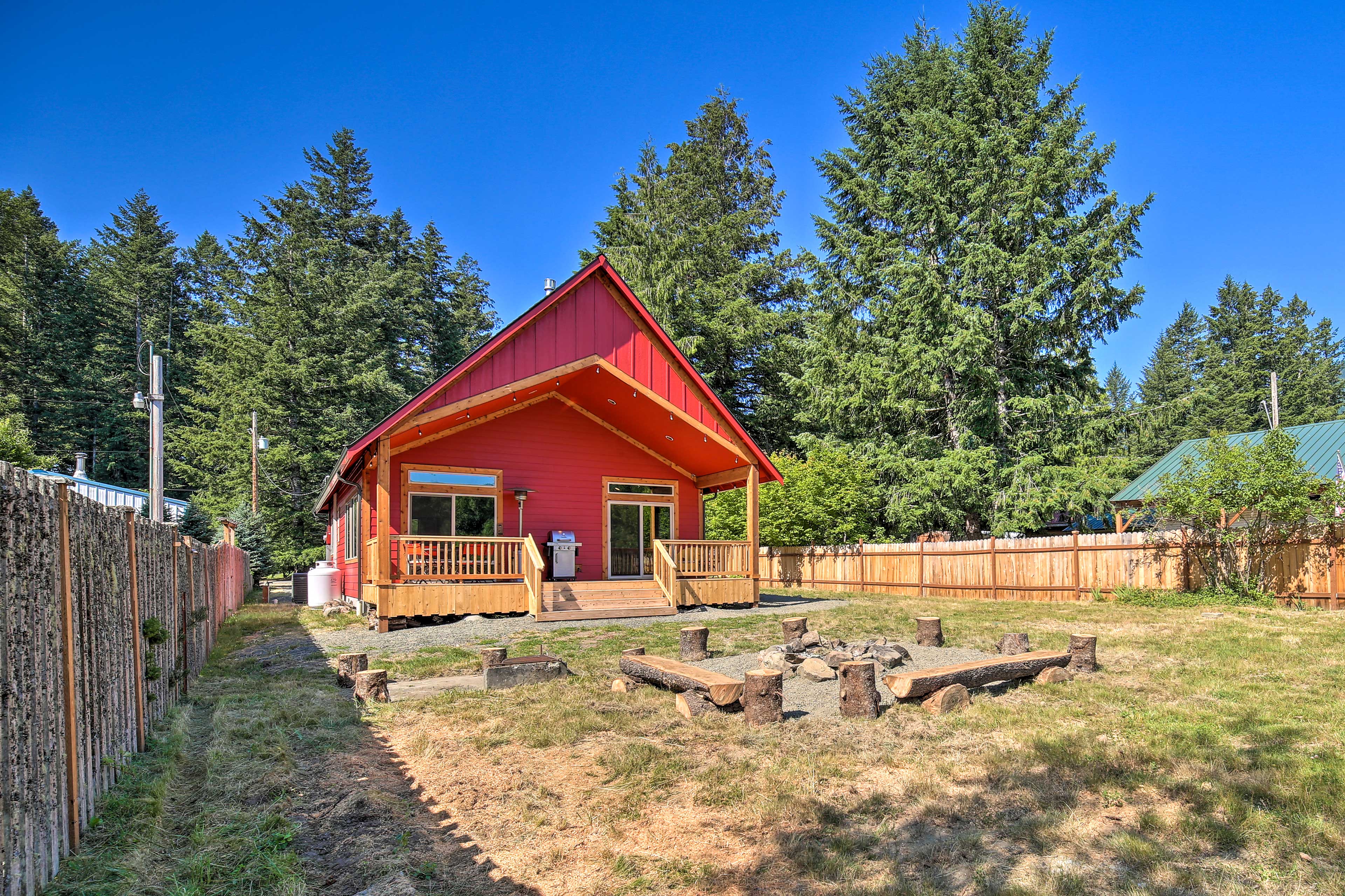 Rustic Cabin Near Mt Rainier: Fire Pit & BBQ! - Home Rental in Packwood