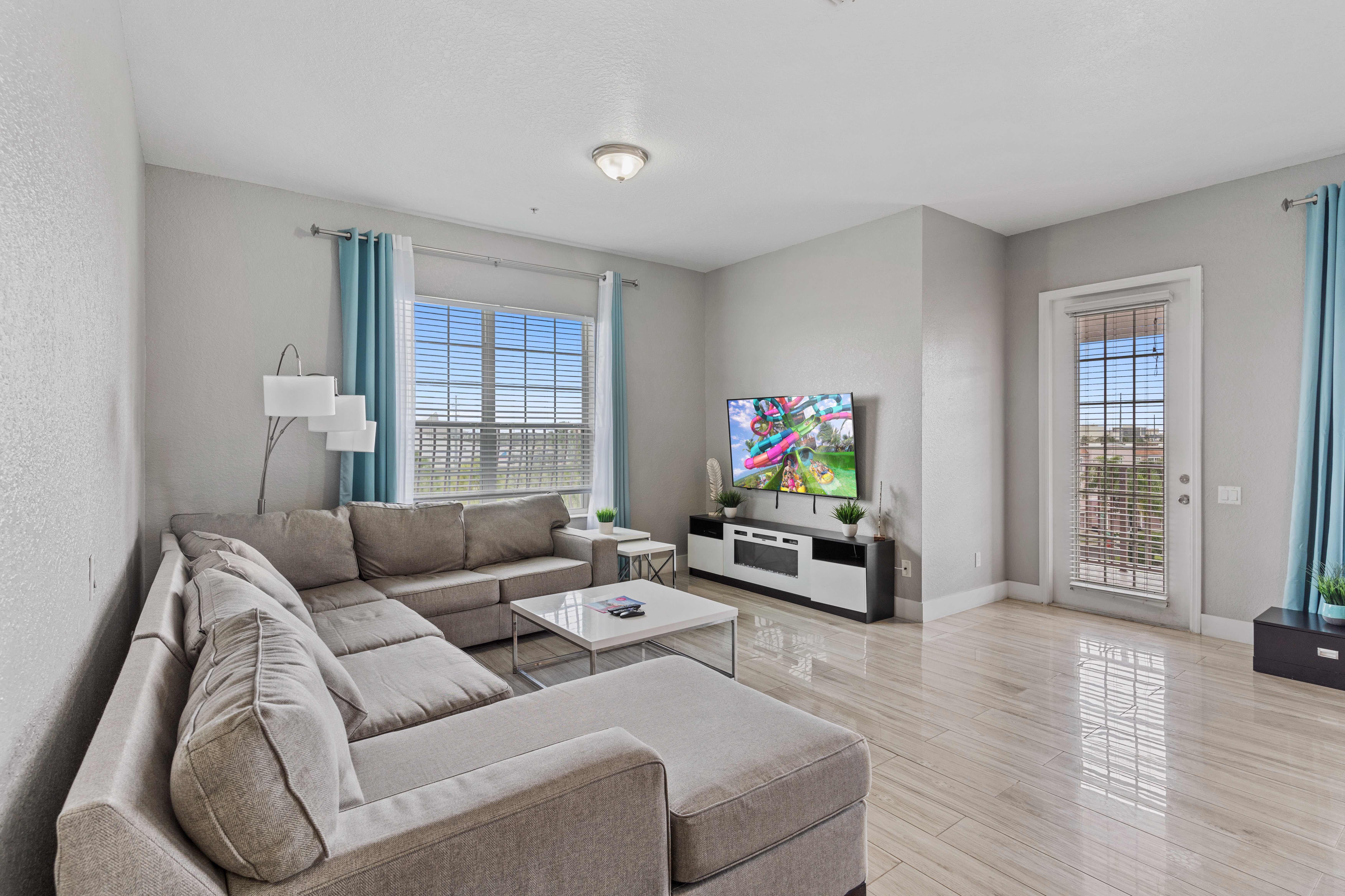 Large 4 BR top floor condo, close to attractions! - Home Rental in Orlando