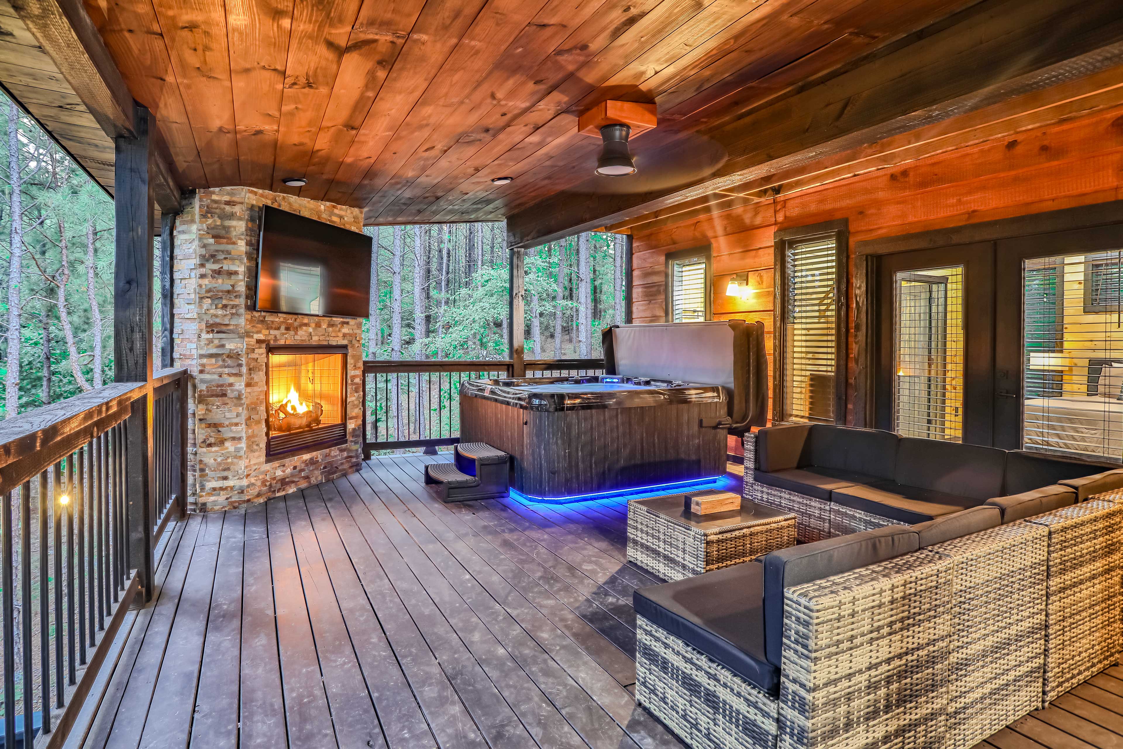 Broken Bow Cabin: Hot Tub, Fire Pit & Pet Friendly - Home Rental in Broken Bow