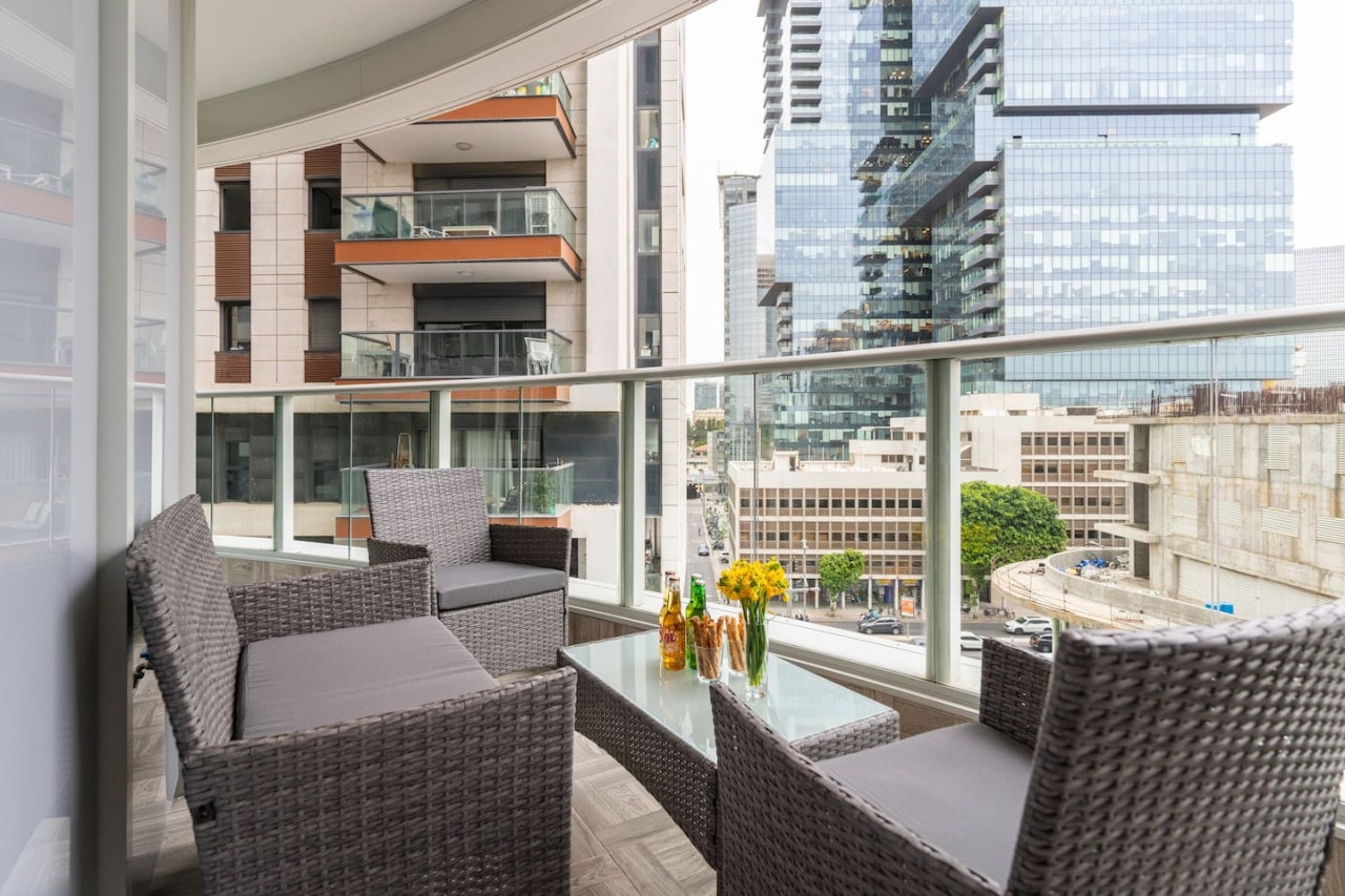 Sunlit Elegant 3BR Stay with Mamad - Home Rental in Tel-Aviv