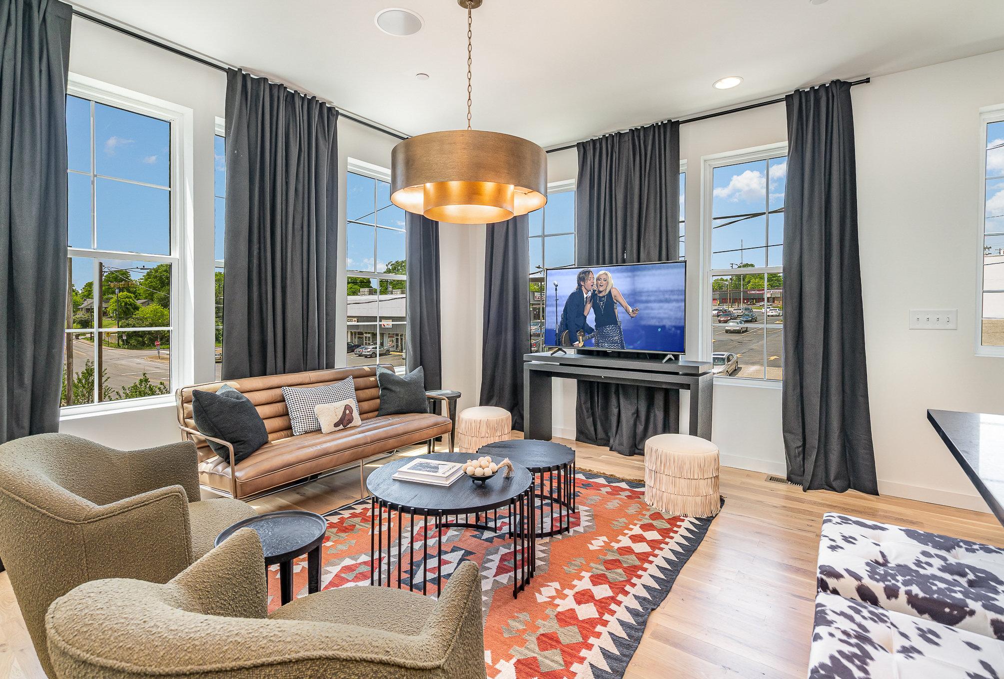 Quadra-4 Unit Combo-Rooftop Decks-Mins to Broadway - Home Rental in Nashville