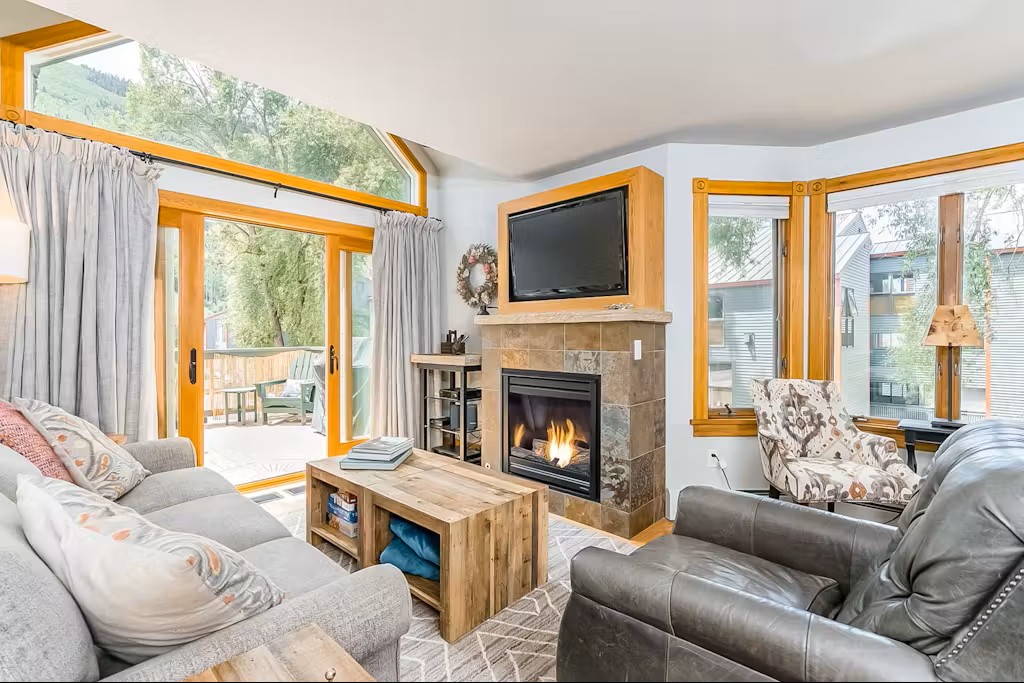 Tomboy Townhome - Bright Retreat with Yard and Deck in Downtown ...